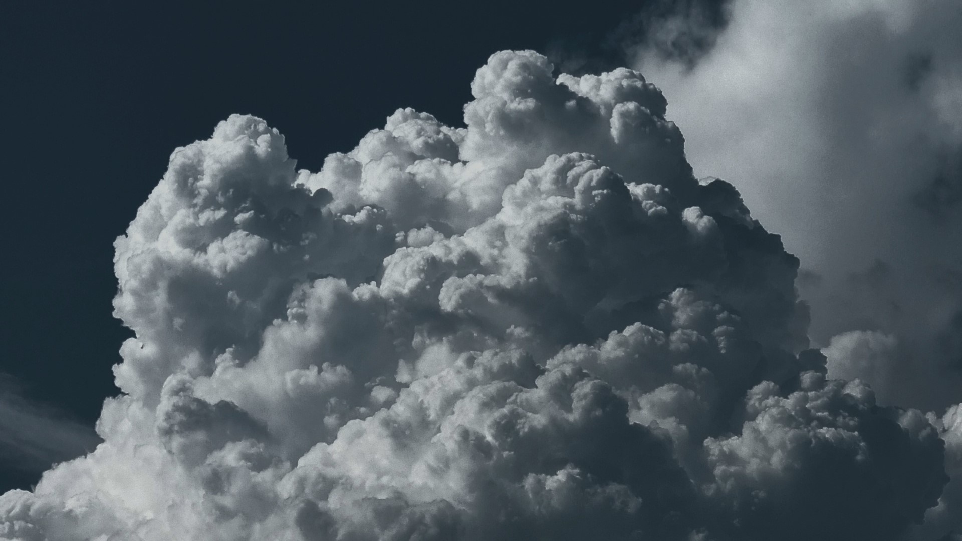 Calm Before the Storm: Majestic Clouds in Motion - backiee