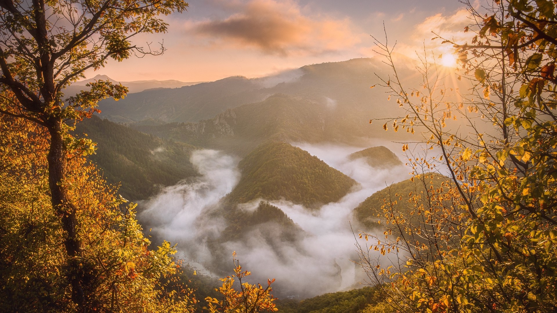 Breathtaking Autumn Sunrise Over Misty Mountains - backiee