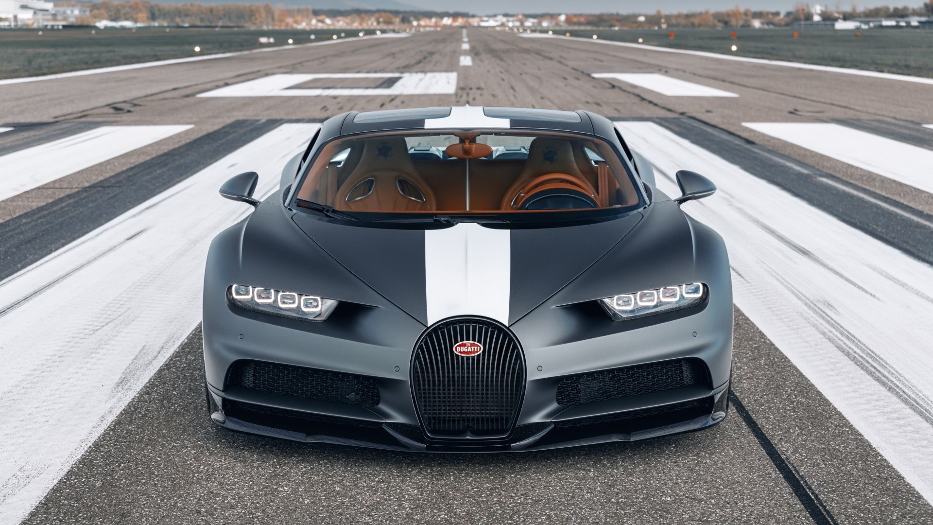 Bugatti Chiron On The Runway In Monochrome Power - backiee