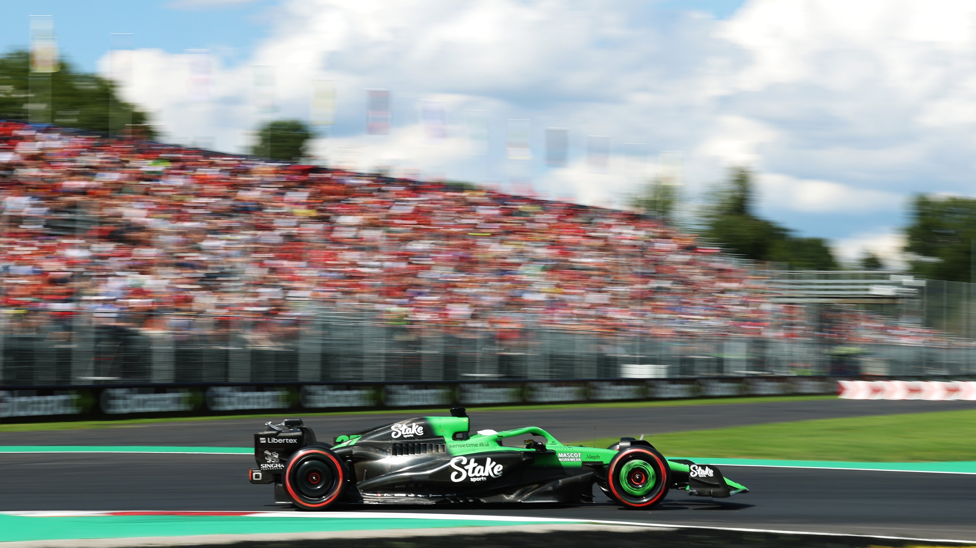 Formula 1 Speed Thrills at 2025 Race Track - backiee