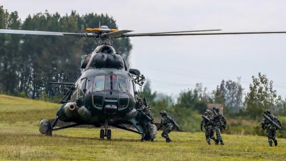 Helicopter wallpapers - backiee