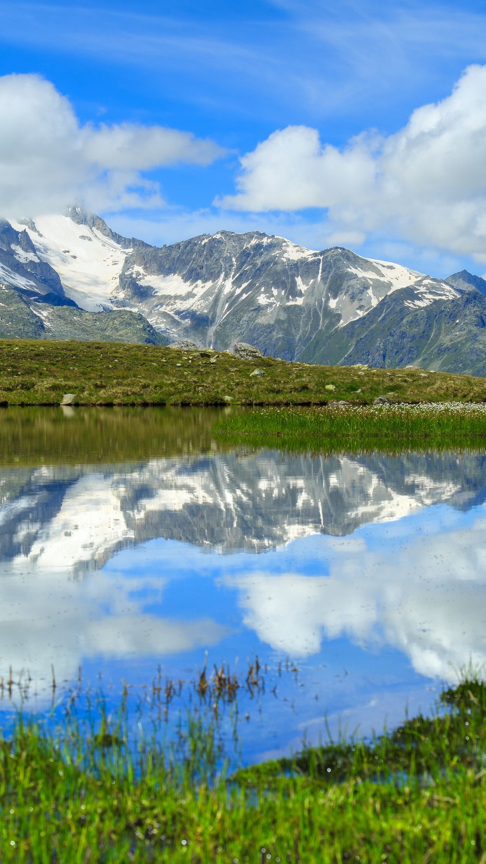 Serenity in Reflective Mountain Lakescape - backiee