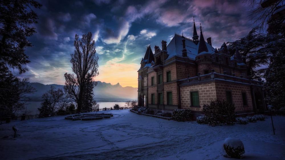 Hünegg Castle at Lake Thun in winter (Switzerland) wallpaper - backiee